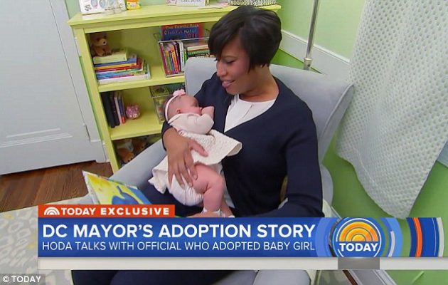 Muriel Bowser posvojenu djevojcicu Miranda Elizabeth Bowser po prvi put ...