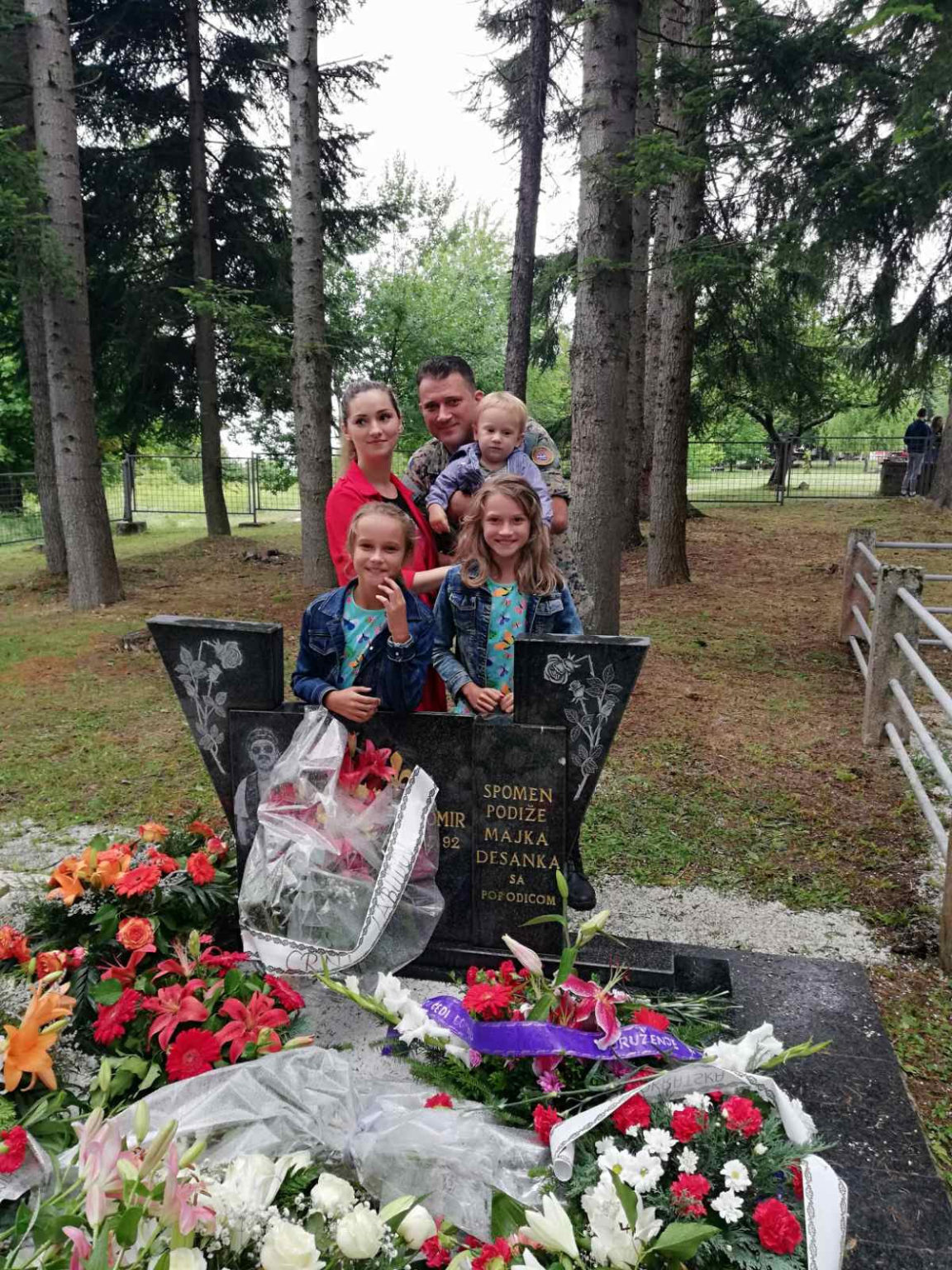 Teo Domuz spomen obiljezje Brezovaca otac Cedo Domuz 3 - Azra Magazin