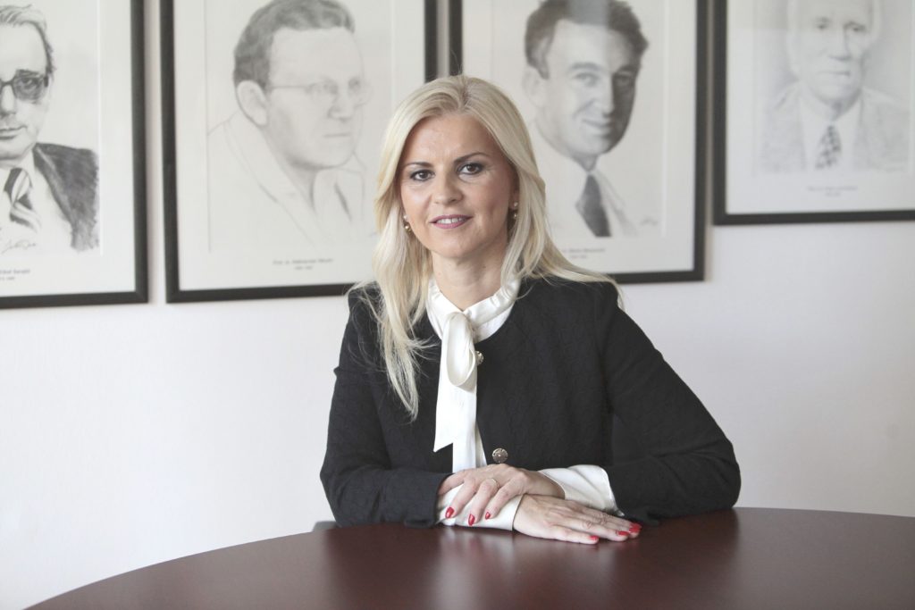 almira hadzovic dzuvo - Azra Magazin