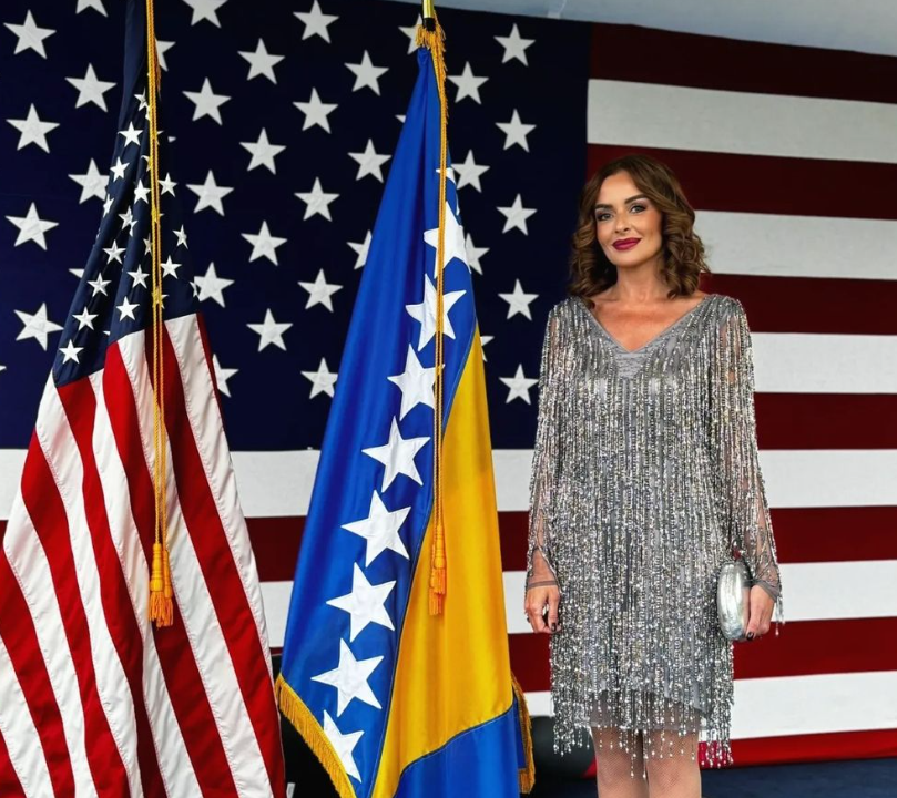 Mirela Bećirović oduševila haljinom s resama na prijemu u Američkoj ...