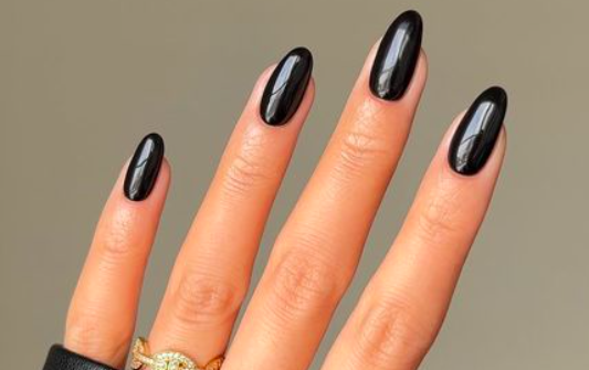 Crni lak za nokte: Trend koji traje kroz generacije