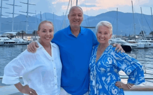 Rijetka porodična fotografija Lepe Brene: Pored nje brat Faruk i sestra ...